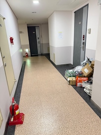 隔離户門口滿佈貨物