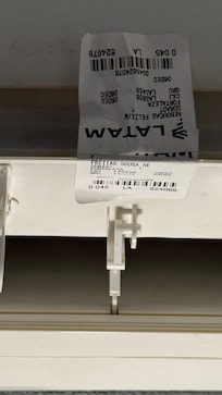 Etiqueta fixada no ar condicionado