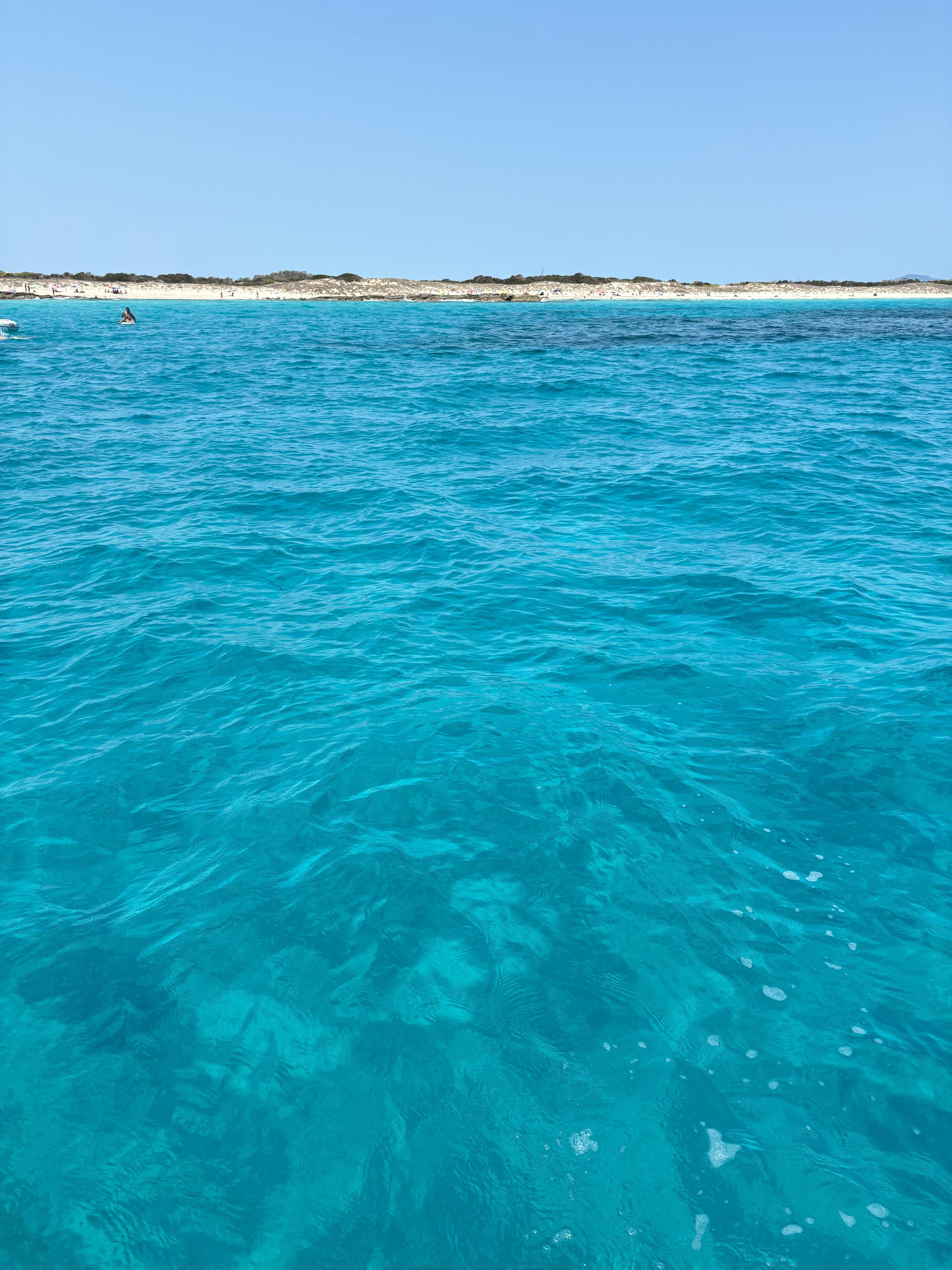 A cor inesquecível do Mar de Ibiza 