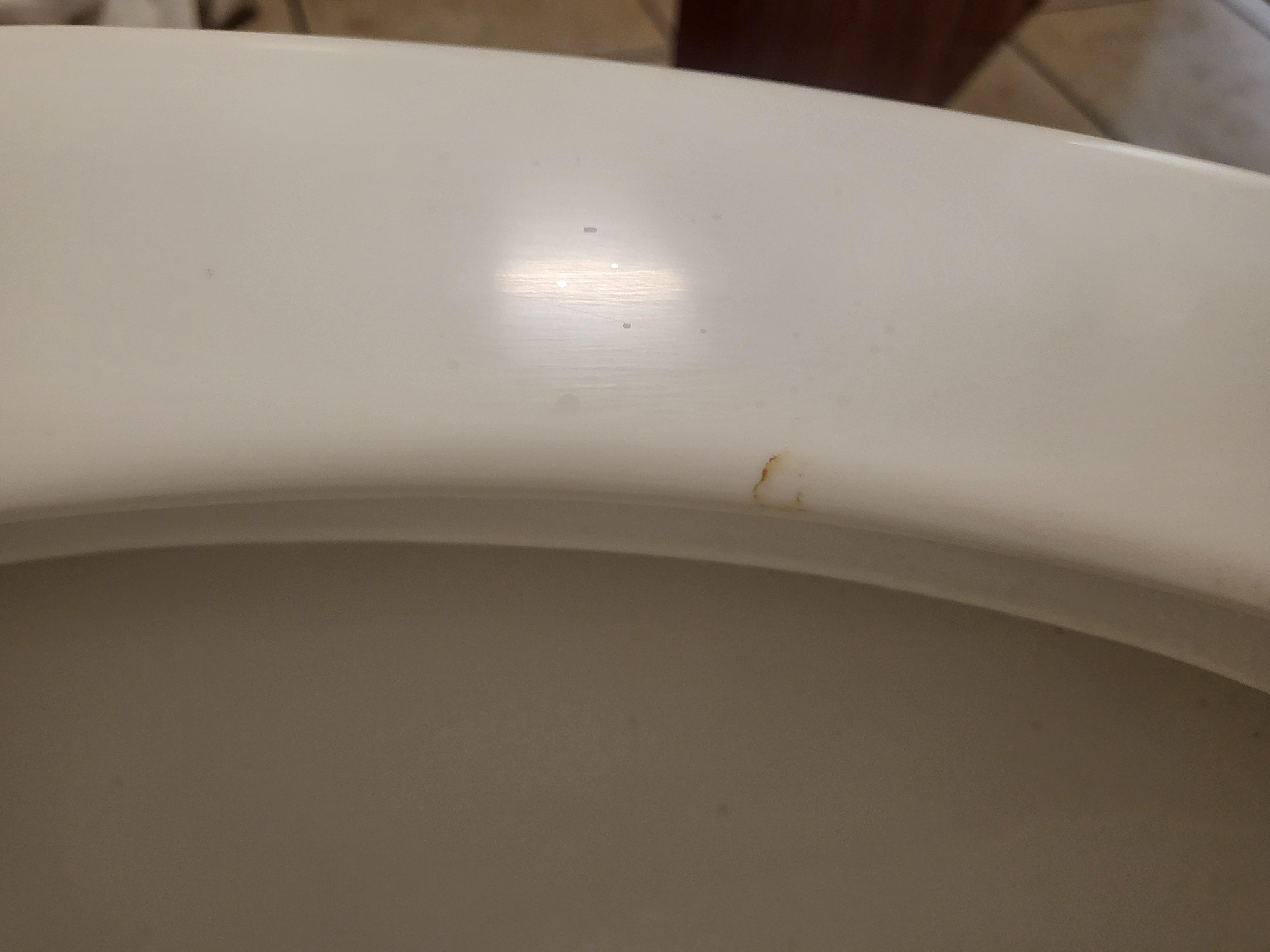 Stain on toilet seat, the toilet lid was also broken 