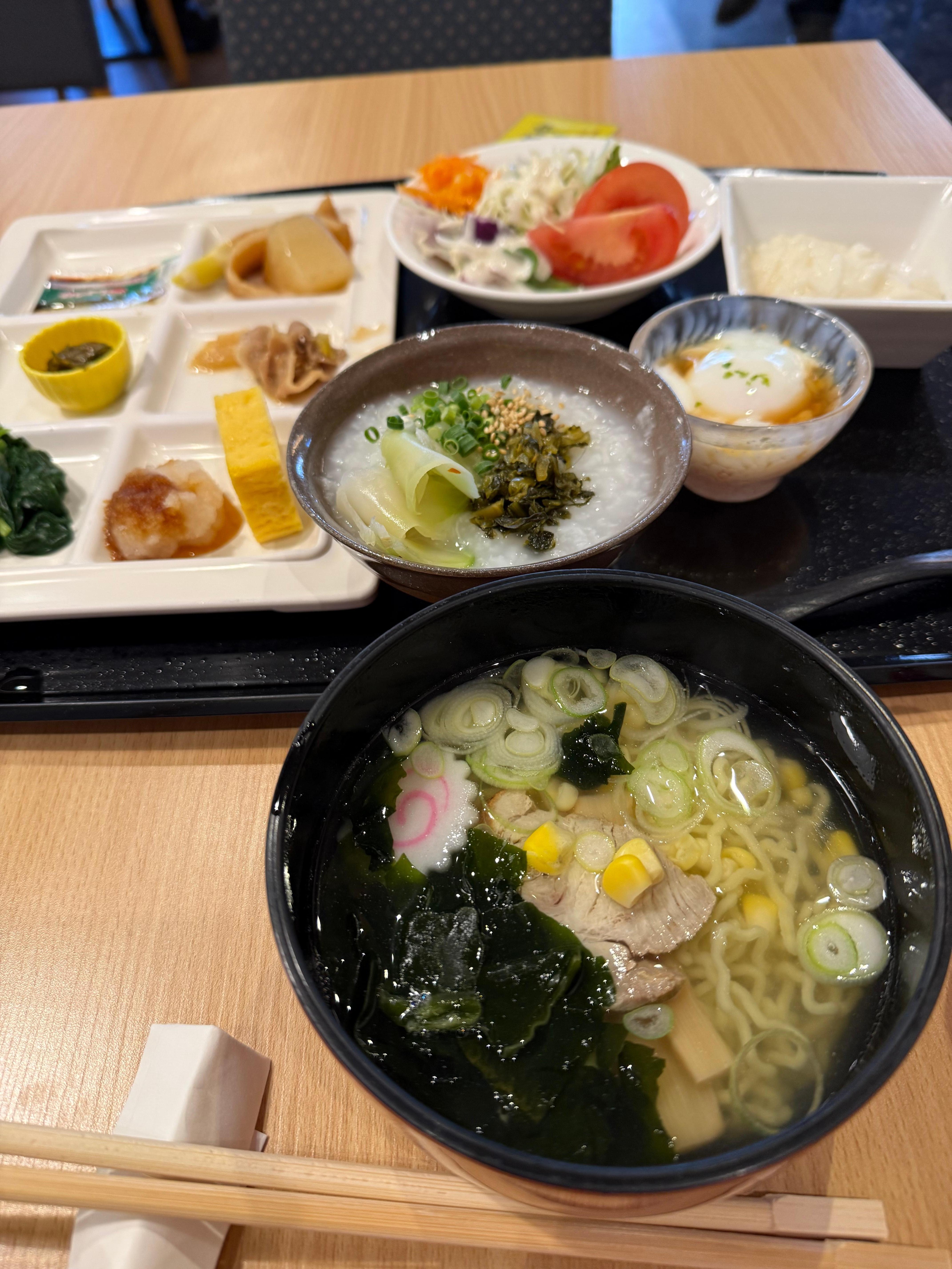 注文制の塩ラーメン。小丼で お椀がわりにちょうどいい