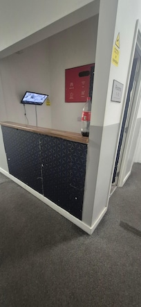 Front desk- did not see anyone there the whole time I was there