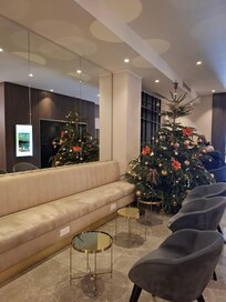 Uma das áreas da recepção do hotel