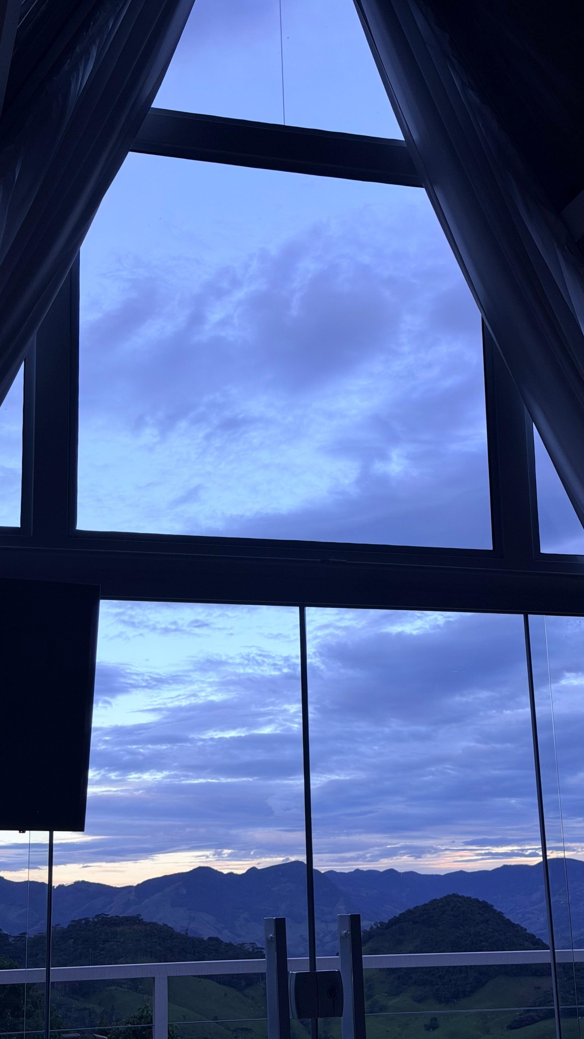 Janela do chalé no final da tarde