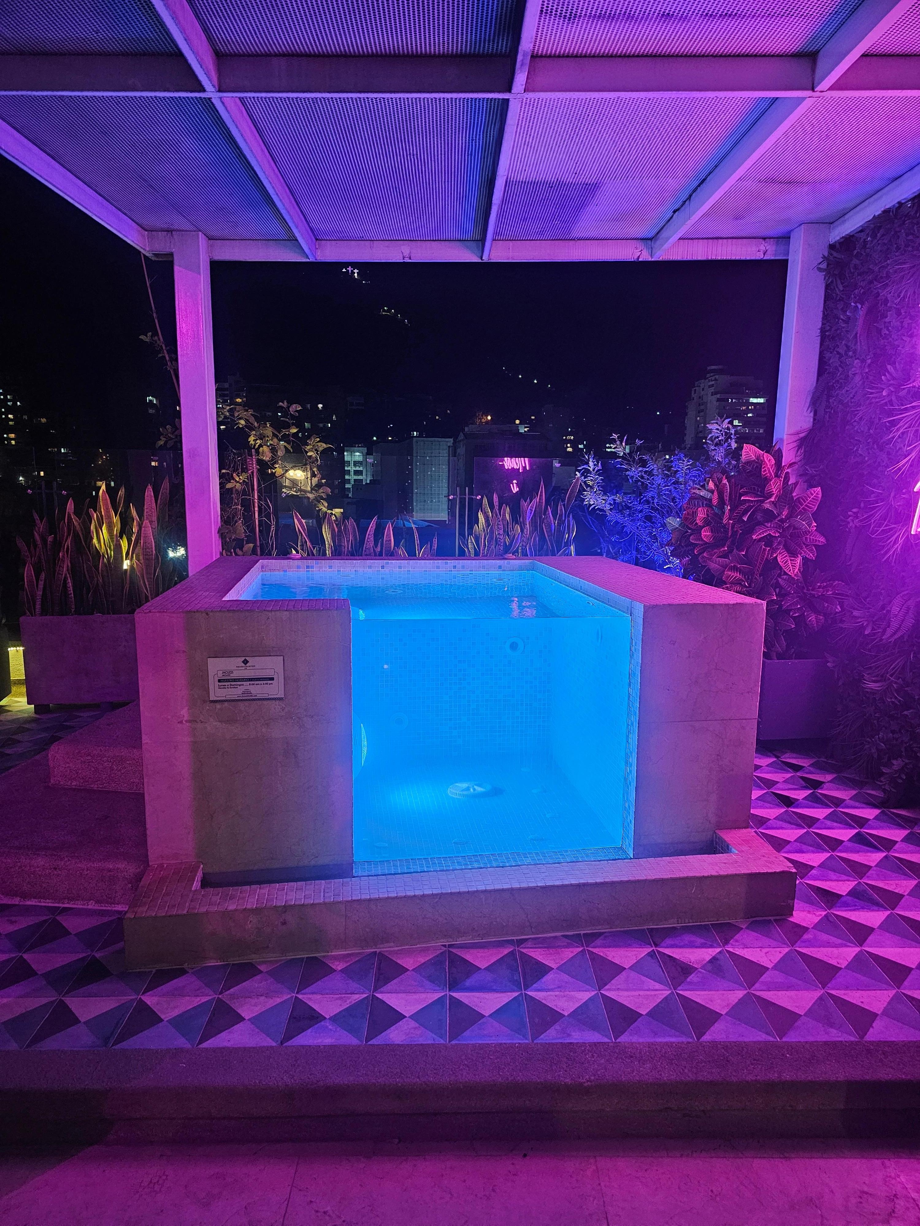 Hidromassagem no bar do rooftop