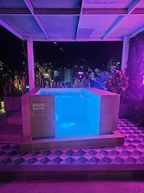 Hidromassagem no bar do rooftop
