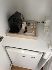 Pegadinha da cápsula de café, hóspede acha que cortesia, cobra 14 reais a cápsula.