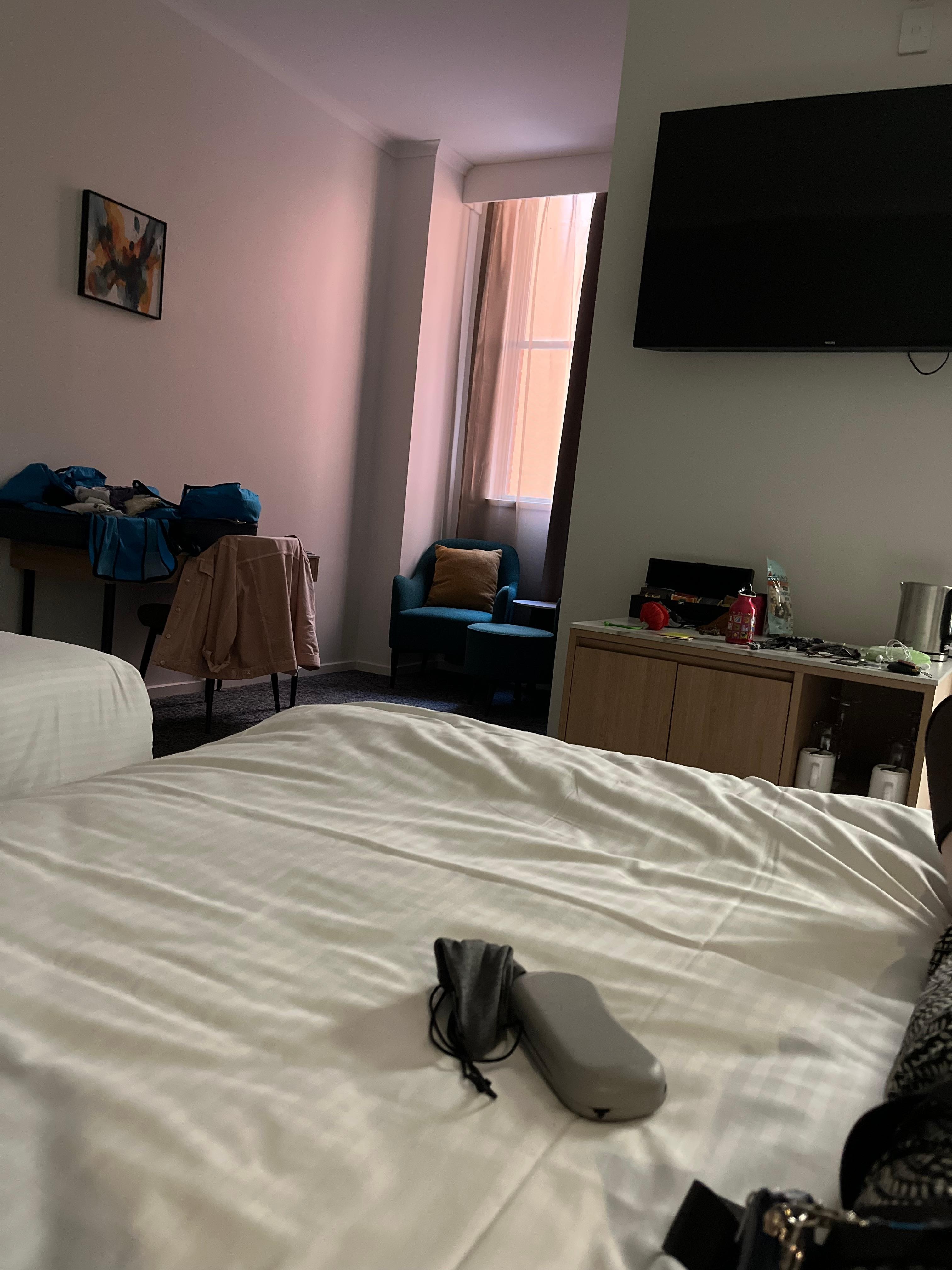 2 double room with atrium window. Lovely en suite shower room. Good AC, large wall mounted TV