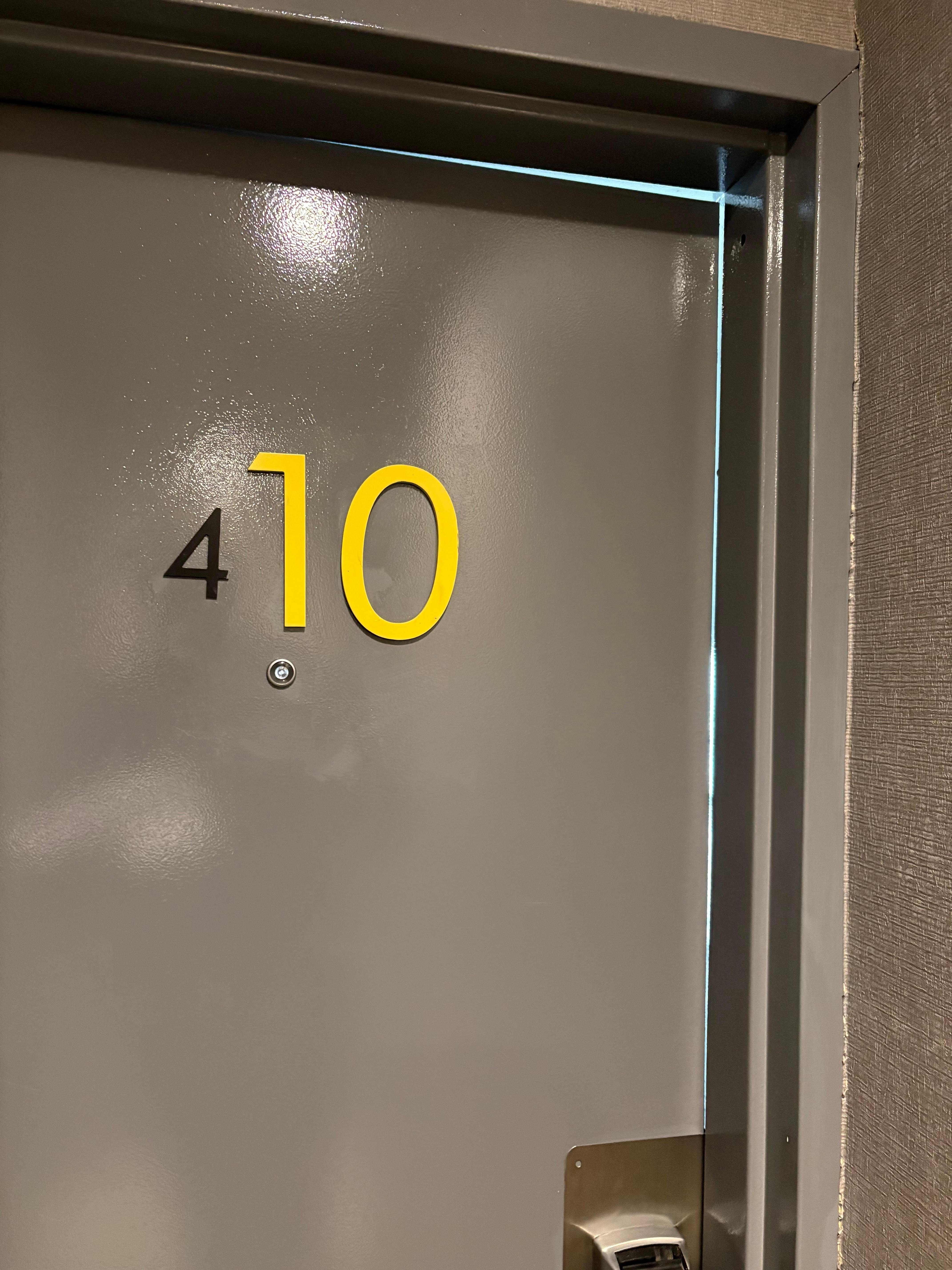 This is when the door to the room is closed, which means you can clearly hear everything in the hallway.