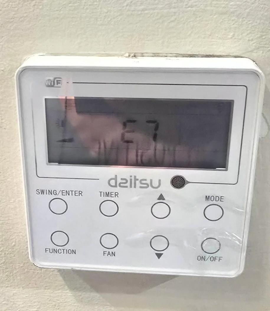 Voila la commande principale de la climatisation qui affiche le code E7 qui est une panne m’ a dit le Technicien 