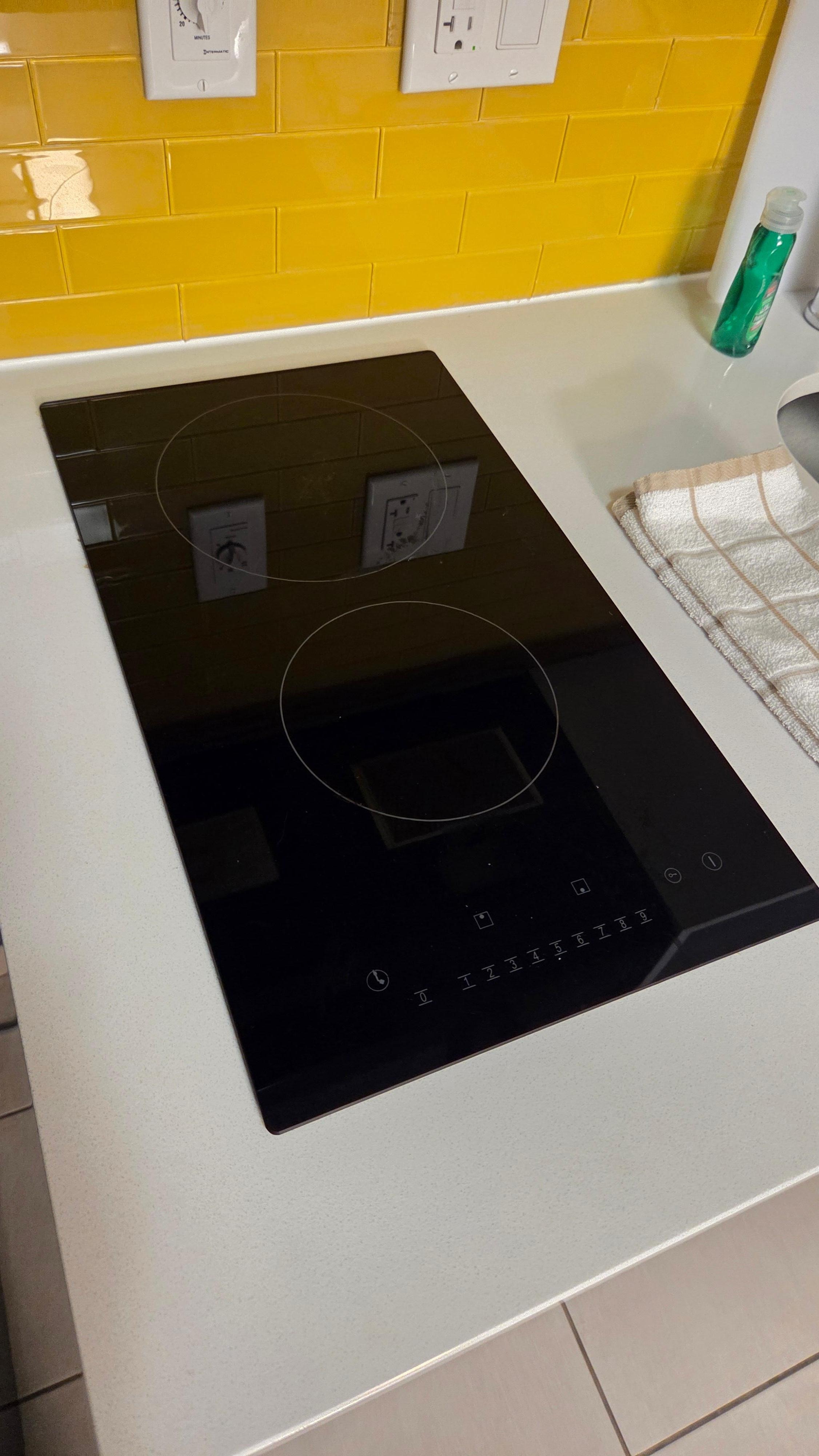 2 burner cook top in the kitchenette 