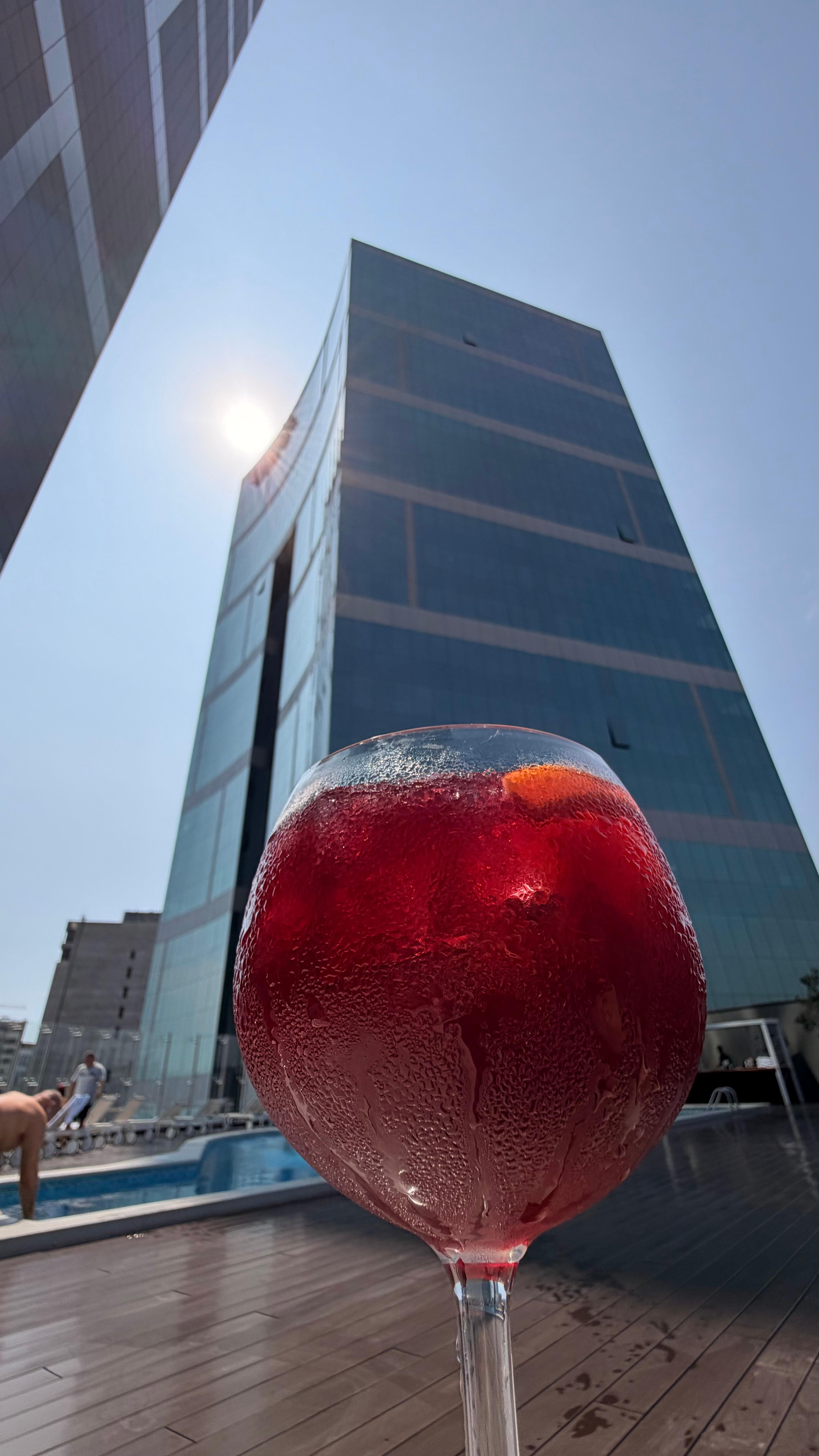 Um drink gelado, refrescante e cheio de sabor, perfeito para ser apreciado à beira da piscina, onde cada gole combina com o sol, a leveza do momento e a sensação de puro relaxamento. 🍹✨