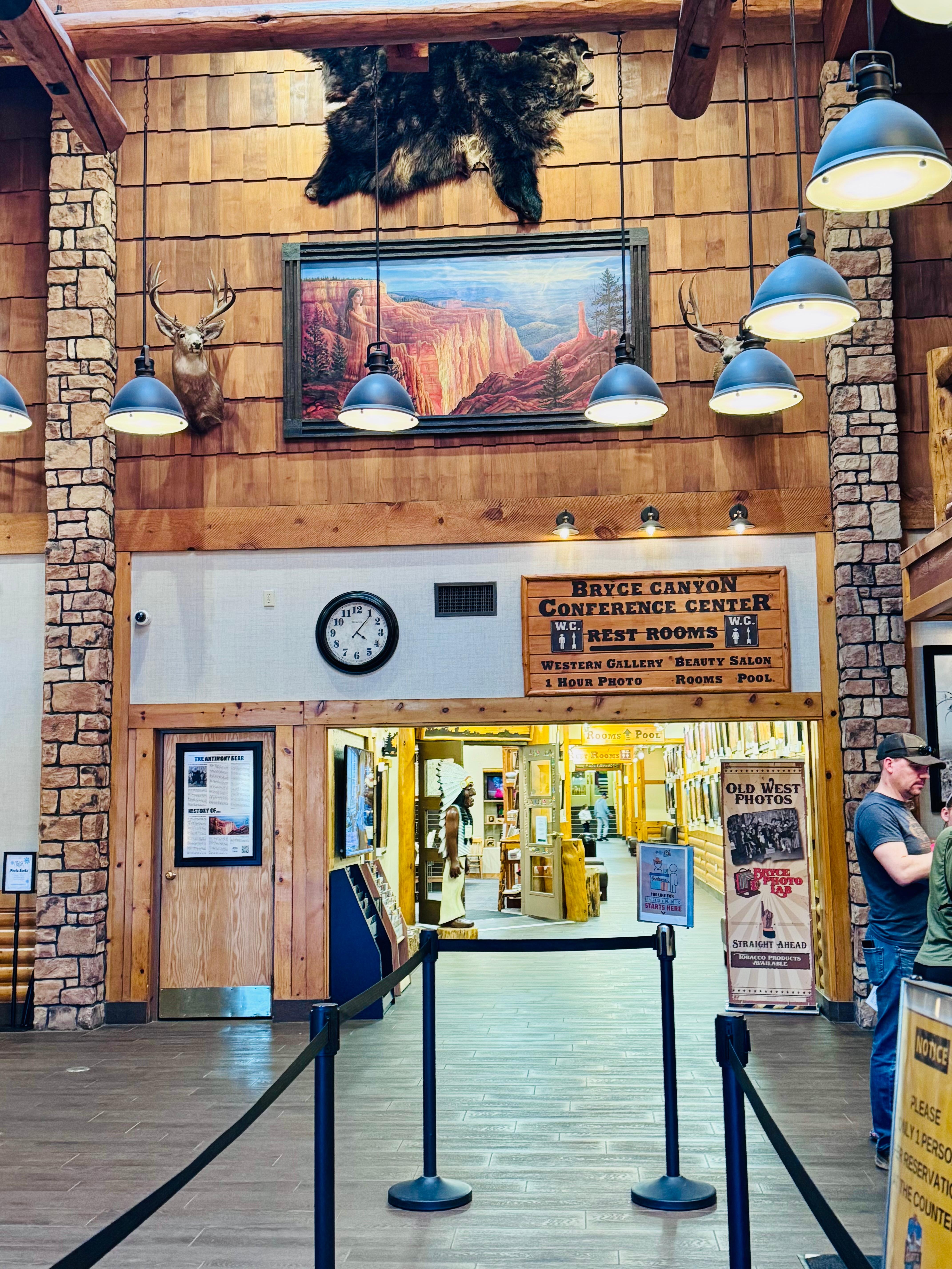 Walkway towards gift shop, water/coffee machines & rooms.