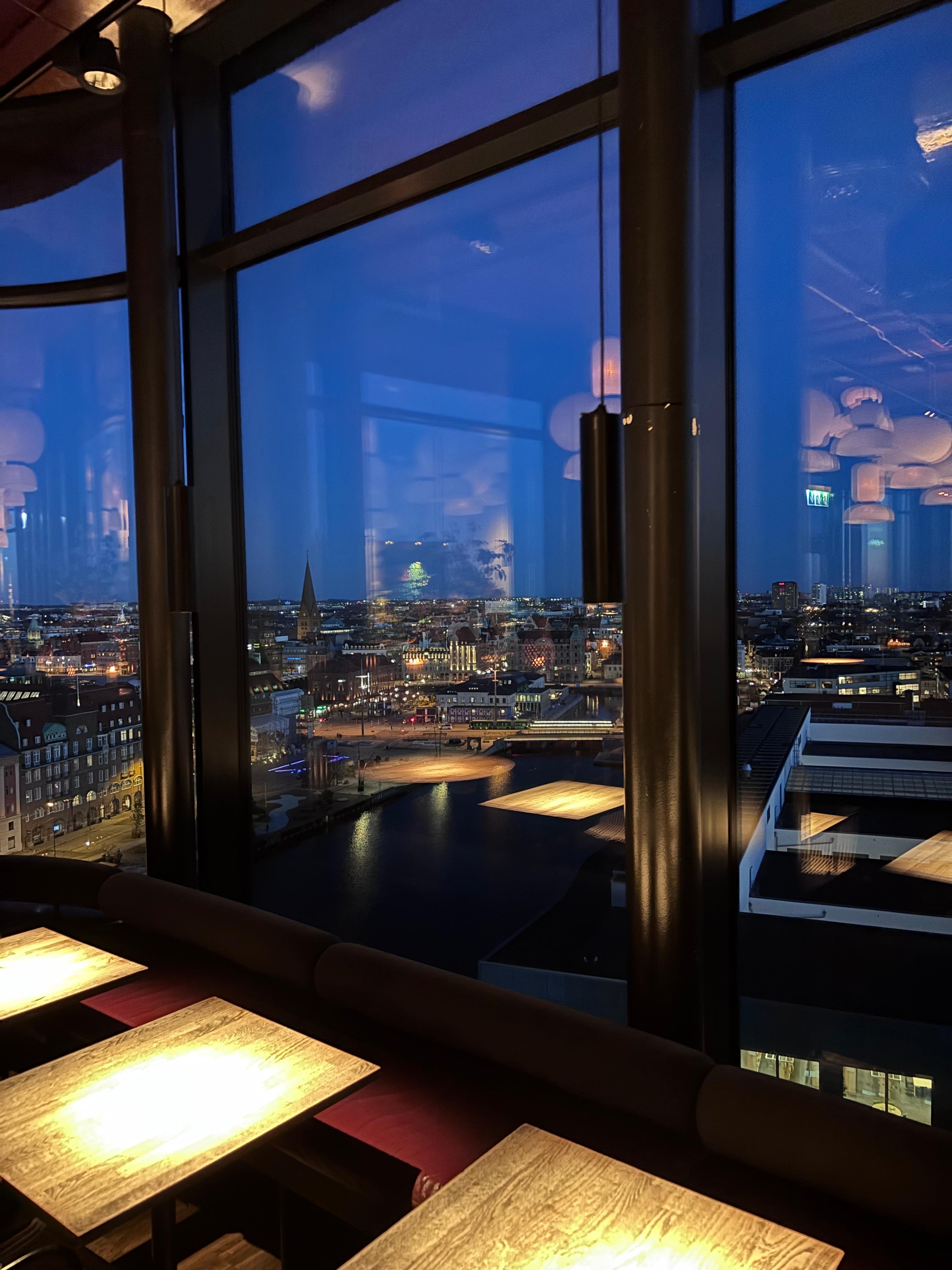 En drink och lite snacks på våning 14