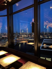 En drink och lite snacks på våning 14