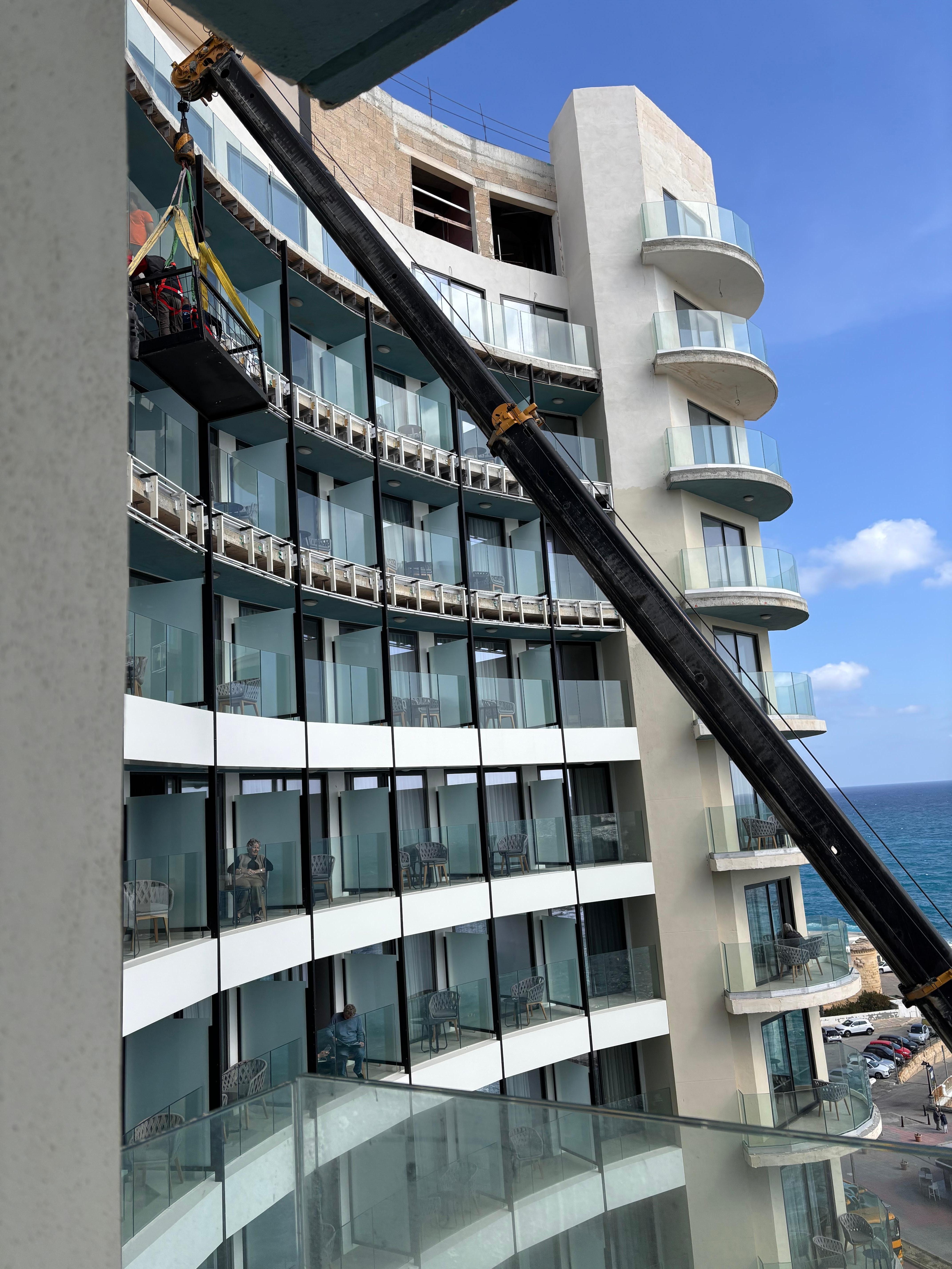 Échelle avec ouvriers aux abords des fenêtres pour les travaux 