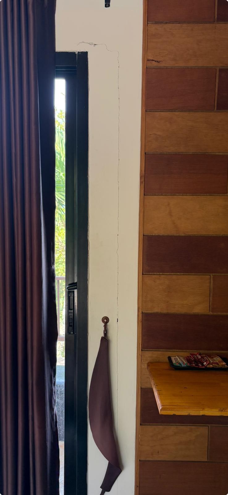 Fissure dans un mur, on pouvait voir l'extérieur à travers cette fissure.