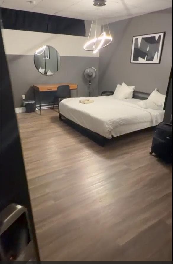 a suite é bonitinha, bem grande mas o ar não estava funcionando