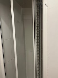 お湯が出るまでに少し時間がかかりましたが、温度に不満はありません。ボディソープはよく分からなかったので、持参のものを使いました。