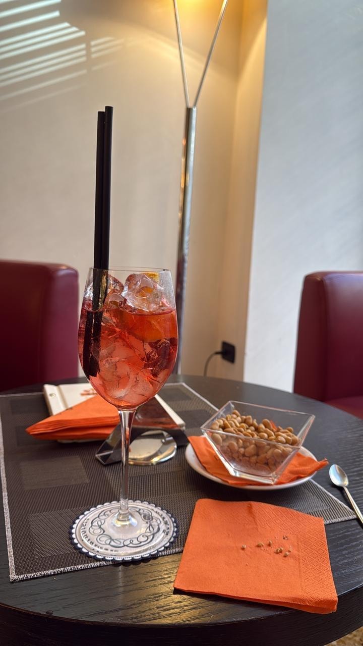 O bar localizado no térreo  eh aconchegante e o atendimento eh ótimo !