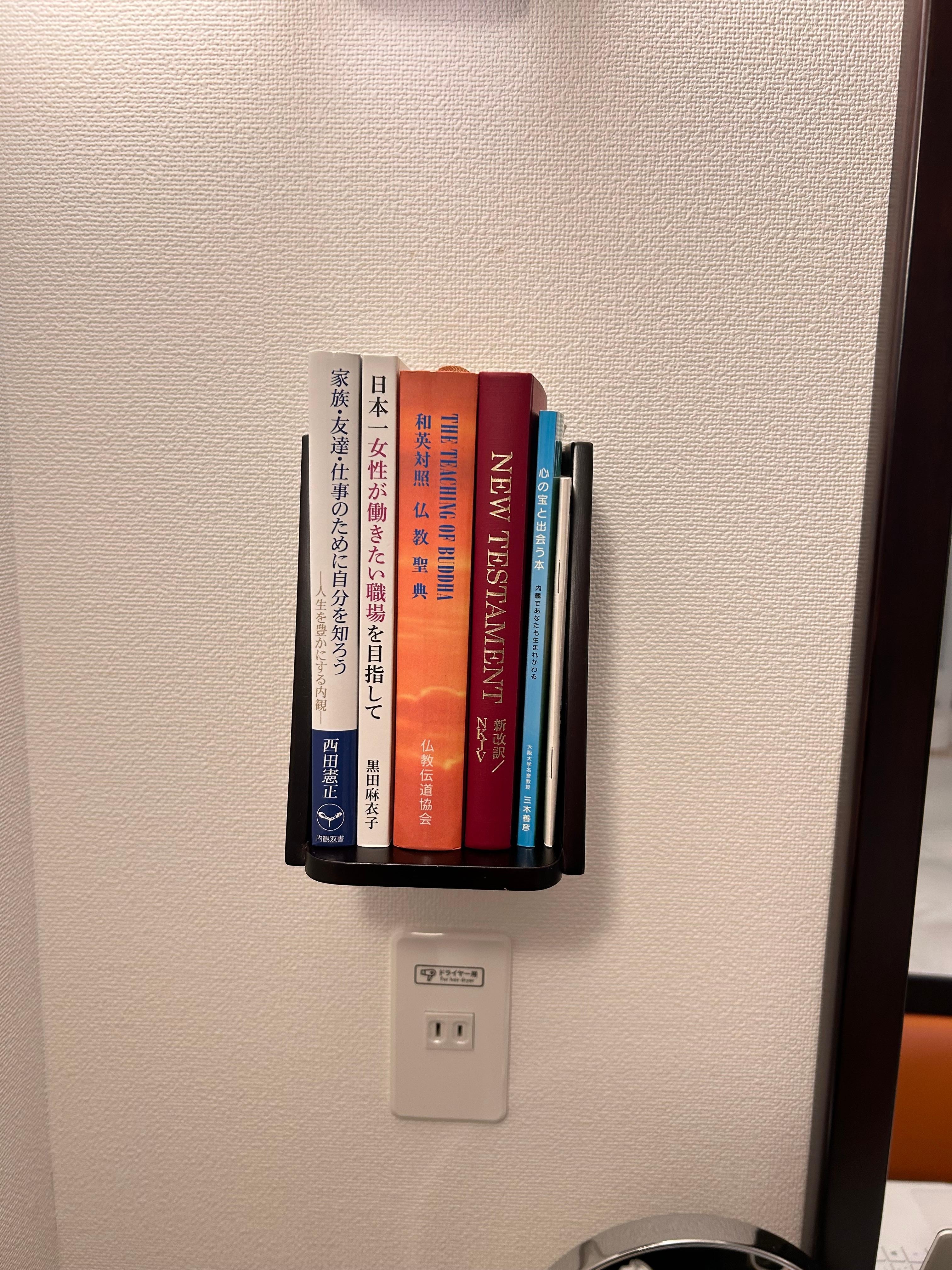 방안에 있는 책들입니다 