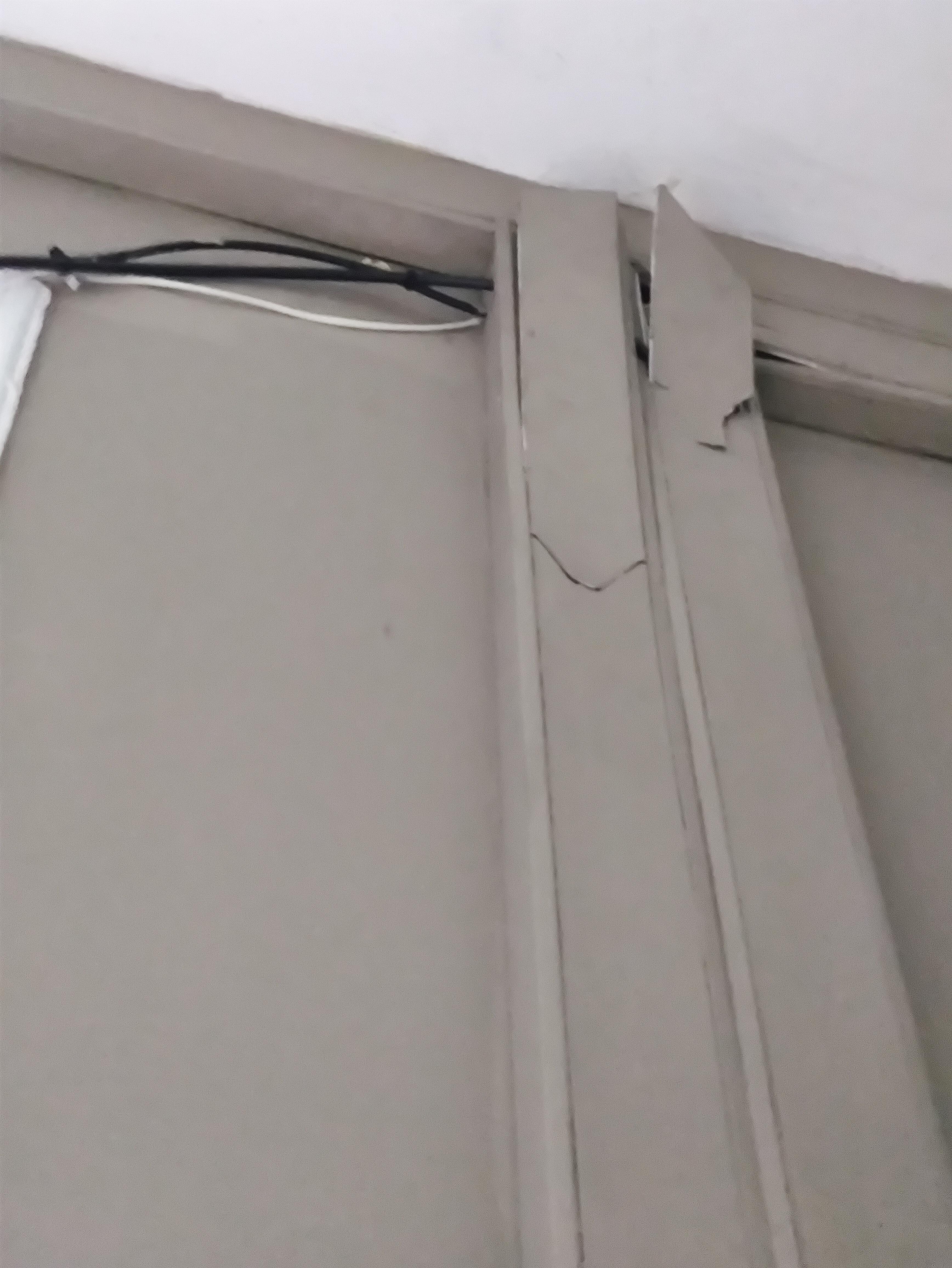 Falta de manutenção, fios expostos, acabamentos quebrados.