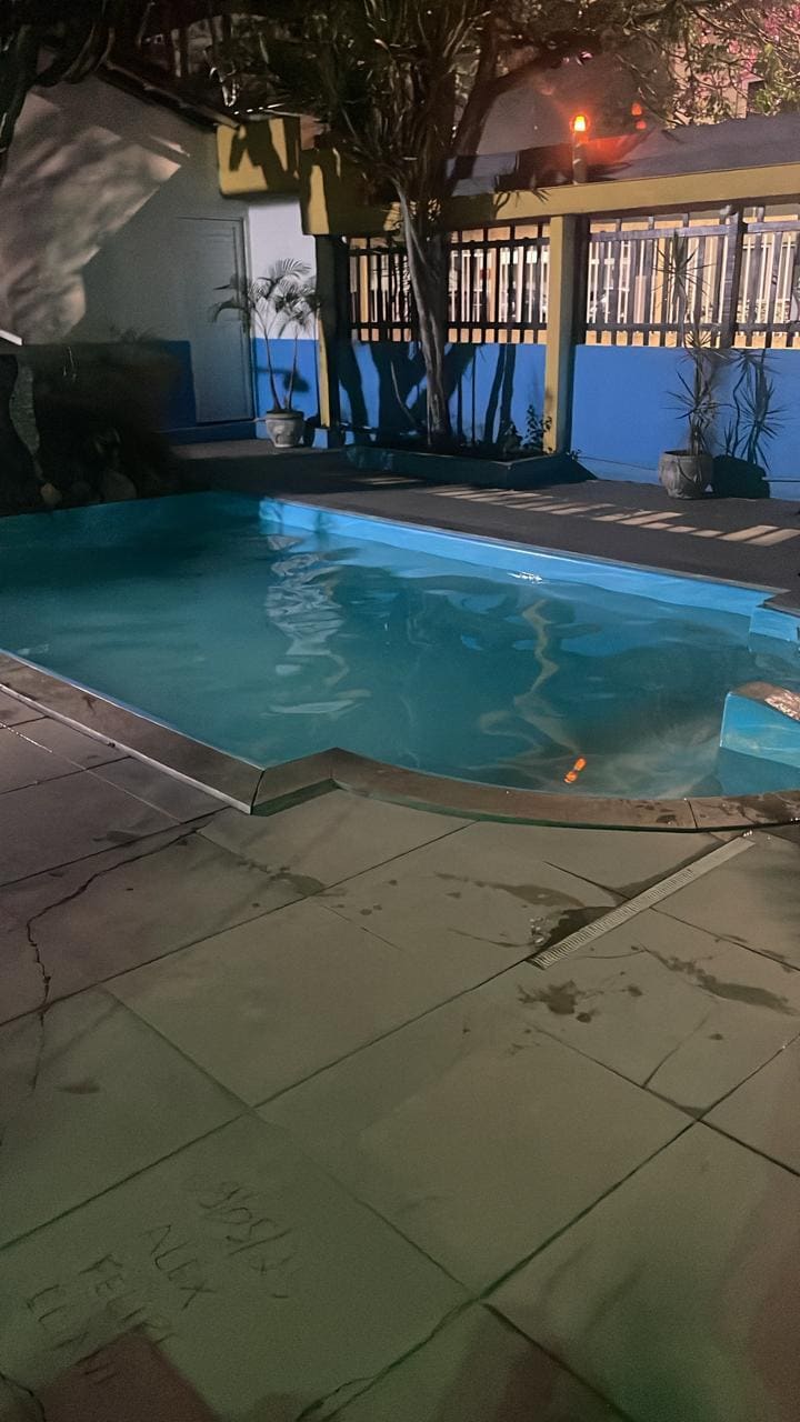 Piscina a noite 