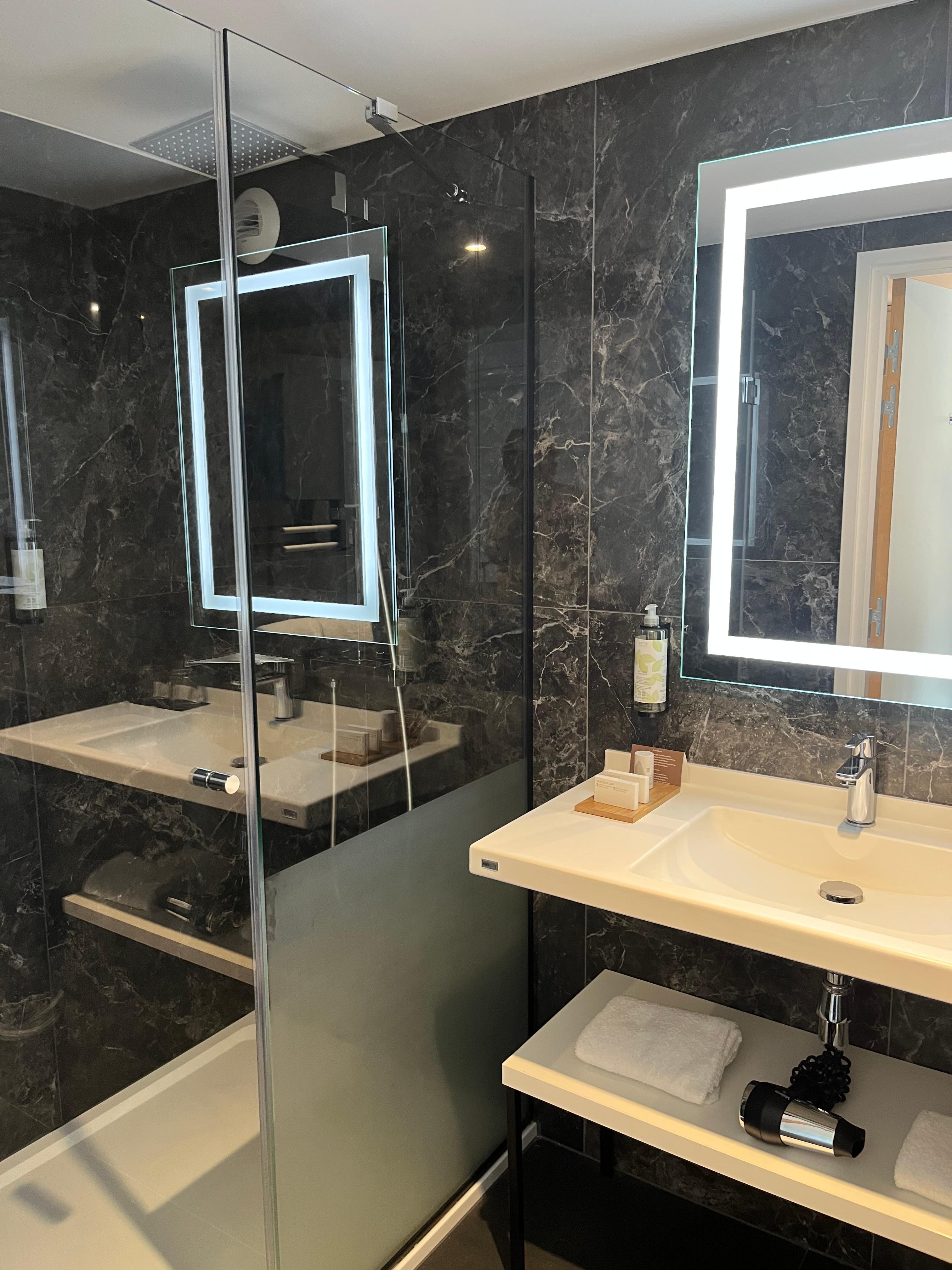 La salle de bain, très spacieuse, les serviettes hyper moelleuses