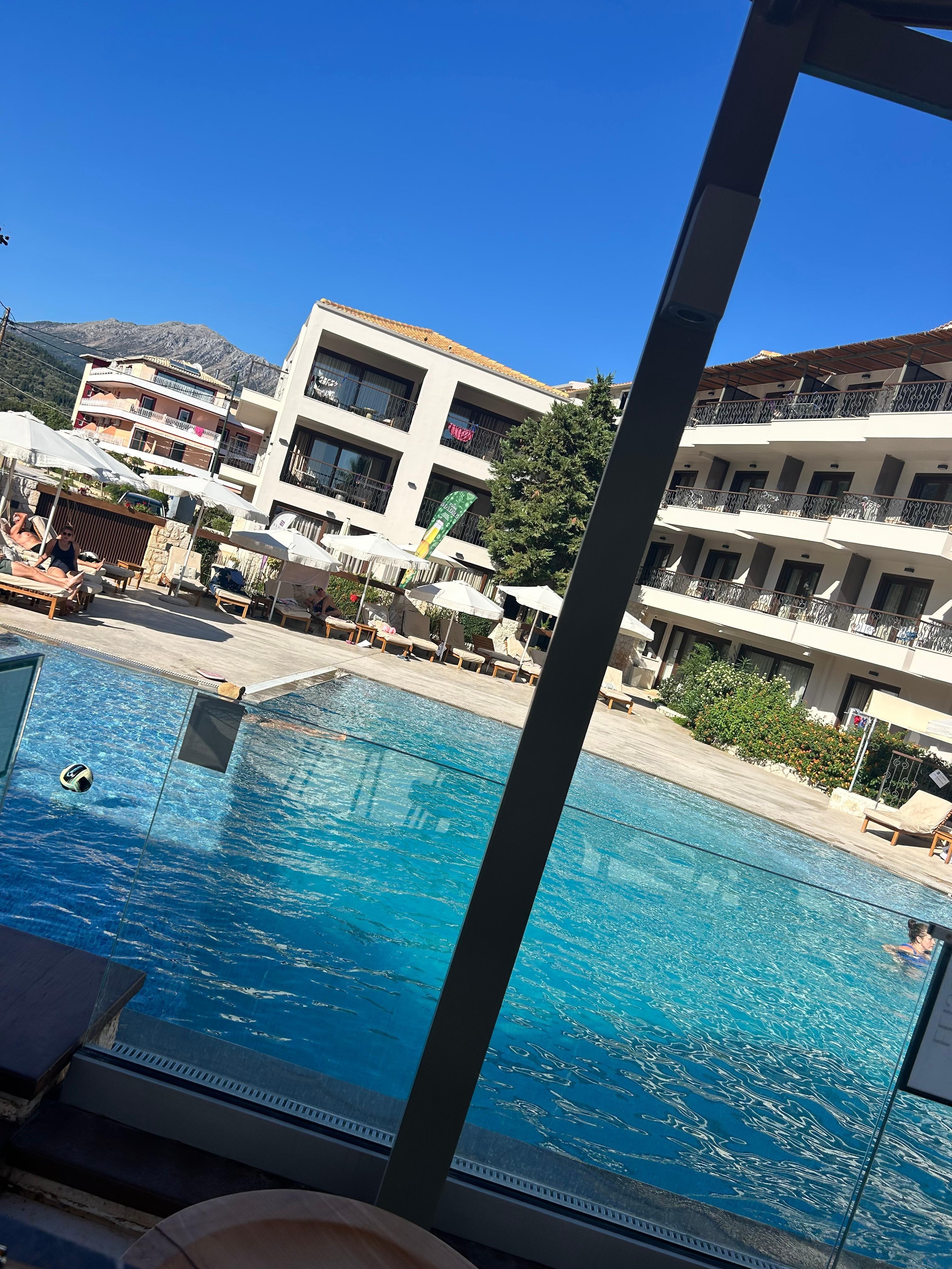 Piscina vista dal bar