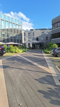 Hotellets indgangsparti med møbler inde i gården. Hyggeligt