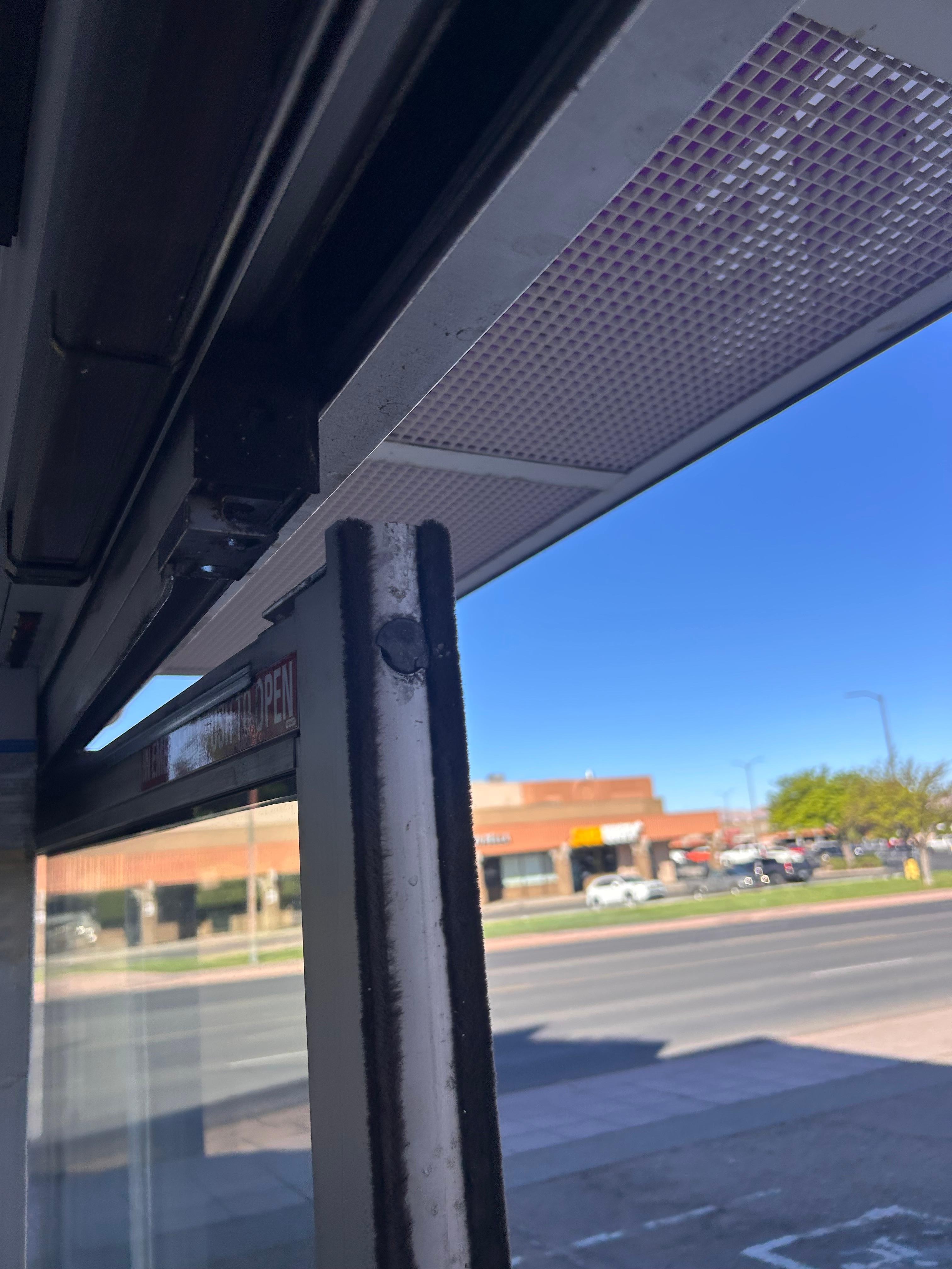 Porte d’entrée cassé près à nous tomber dessus