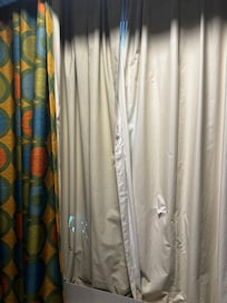 Cortinas sujas e cheias de buraco