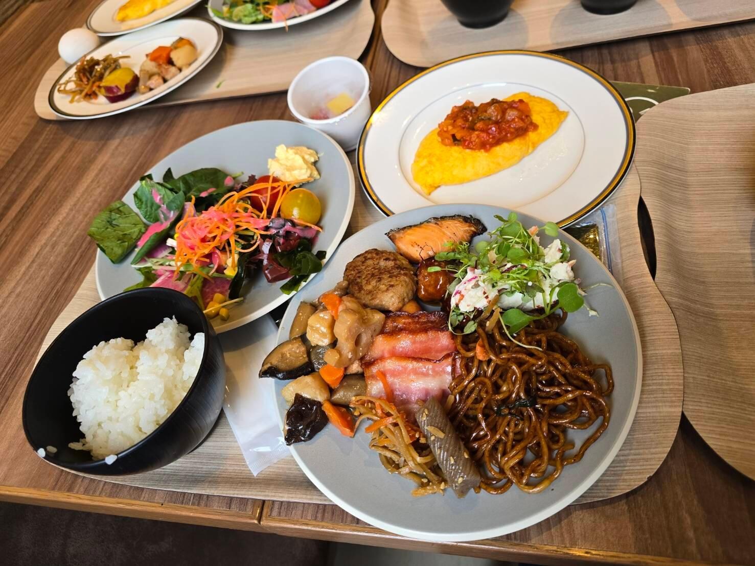 朝食バイキング
この他にもつけ麺、つけうどん等豊富に揃ってて食べ過ぎました。
腹パンパンです。