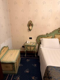 Faltou tomada ao lado da cama, mas a luz era importante