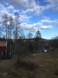 Utsikt från Annexet ner mot ”stora vägen” och huvudbyggnaden (lätt skymd).