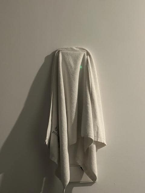 Obligé de mettre une serviette pour ne pas être illuminé par le. voyant vert la nuit