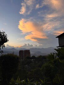 Udsigten fra rooftop hvor der er både bar og jacuzzi