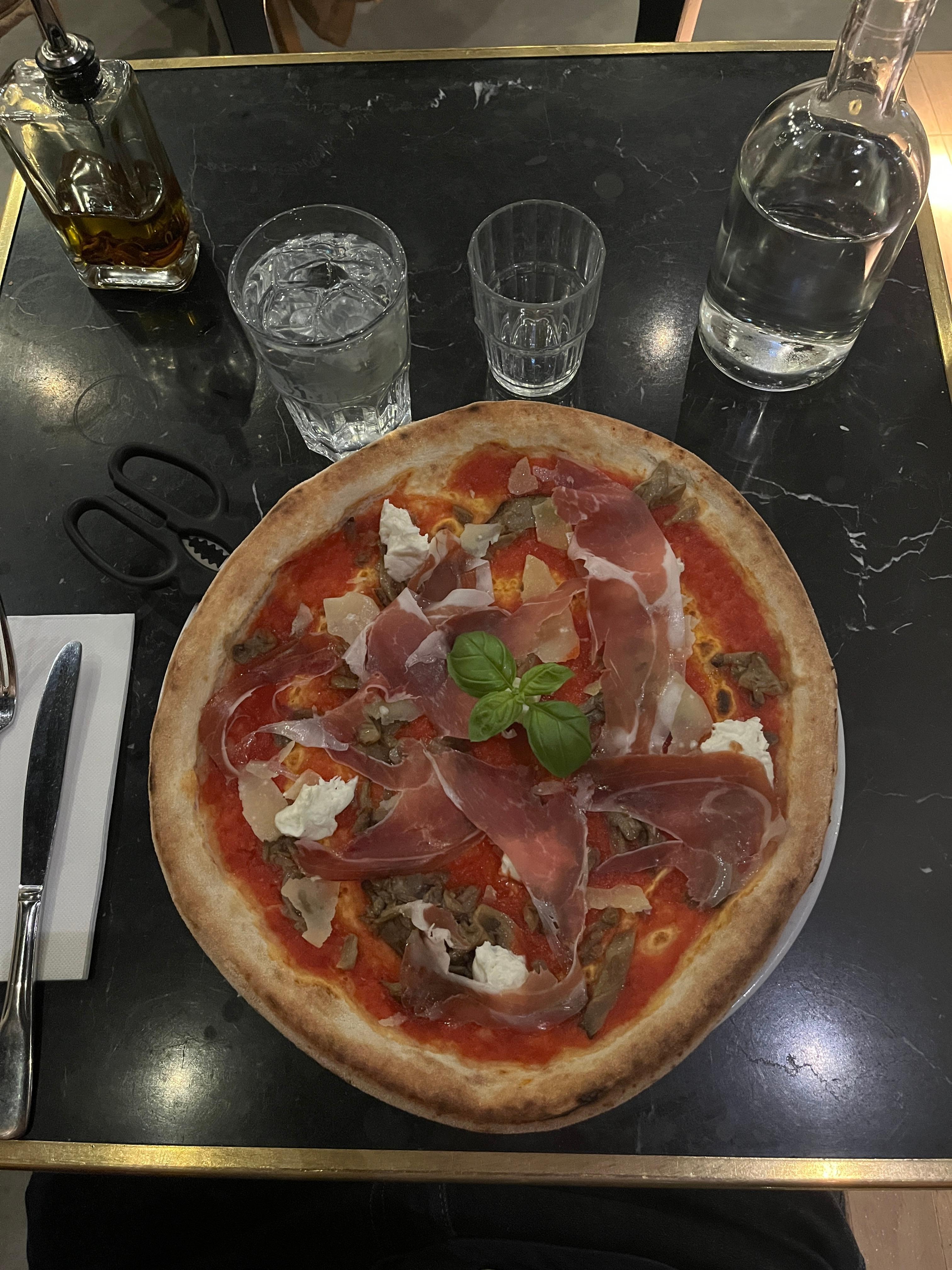 Manque de cuisson. Bon ingrédients mais Fromage non fondu et dessous encore blanc 