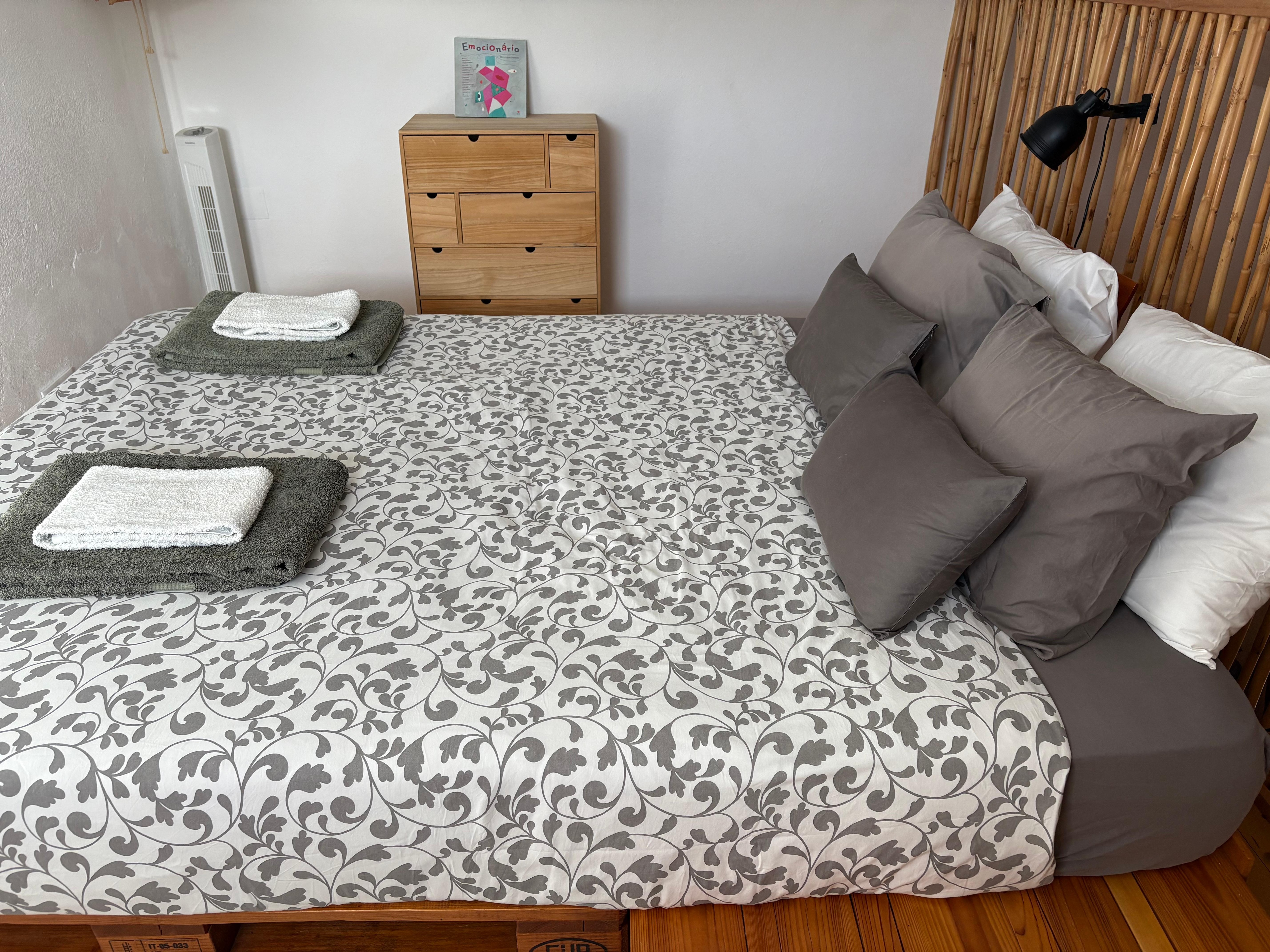 Skön säng uppe på loftet