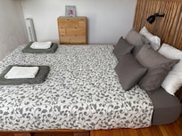 Skön säng uppe på loftet