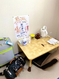 朝食は朝、一階の食堂へ。スタッフさんに言うと出してくれます。昼食用おにぎり(大きい)は前日に頼んでおきます。石巻のお米は美味しかったです