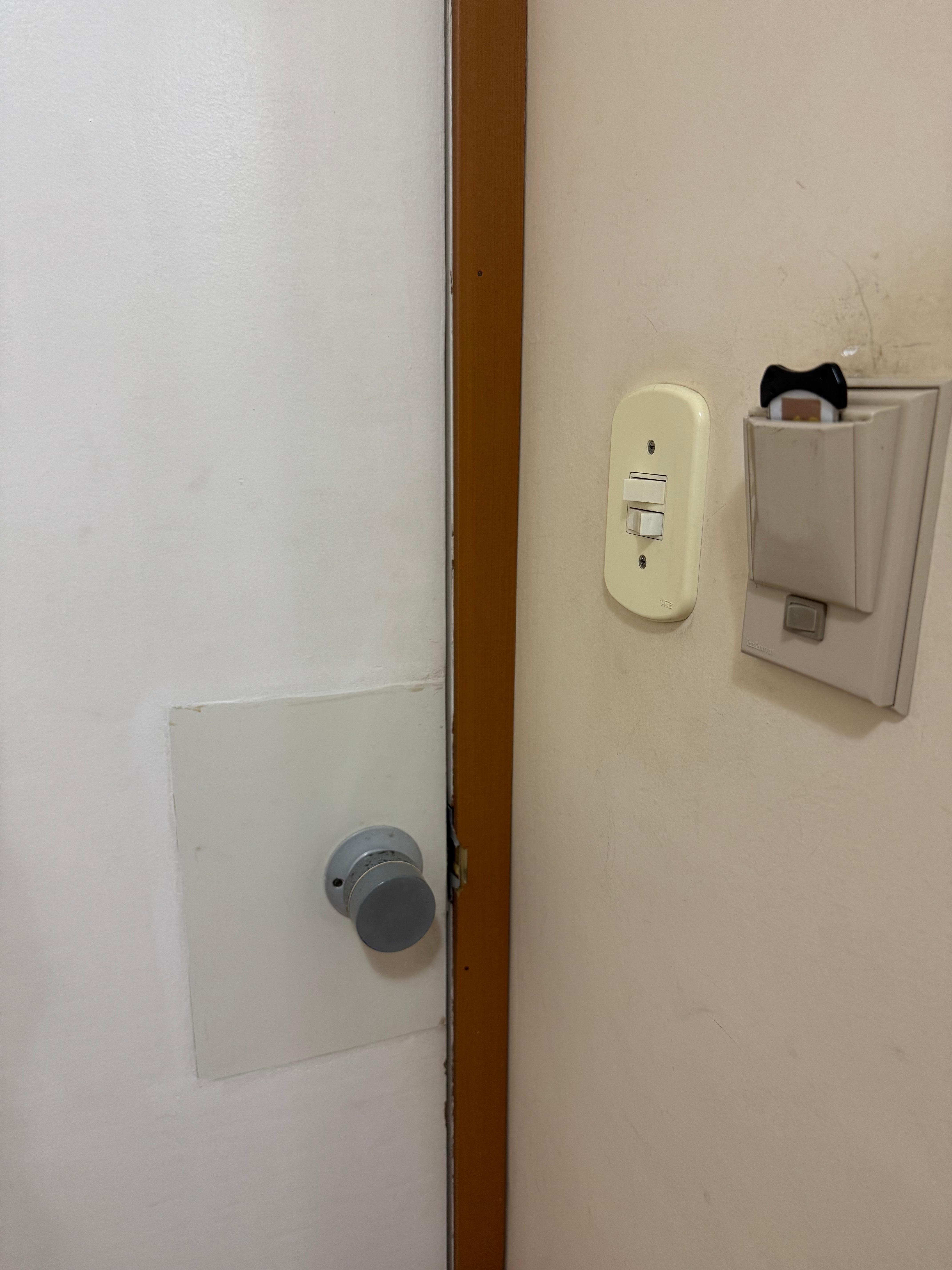 As maçanetas estão bambas e as chaves são antigas