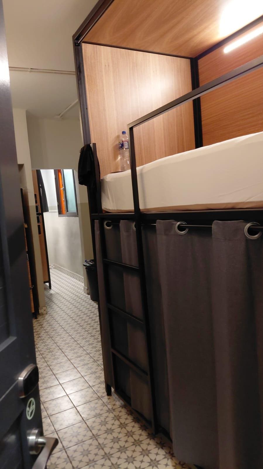 Entrada a la habitacion tipo litera