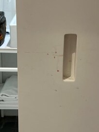 Cleanliness of the bathroom door !!