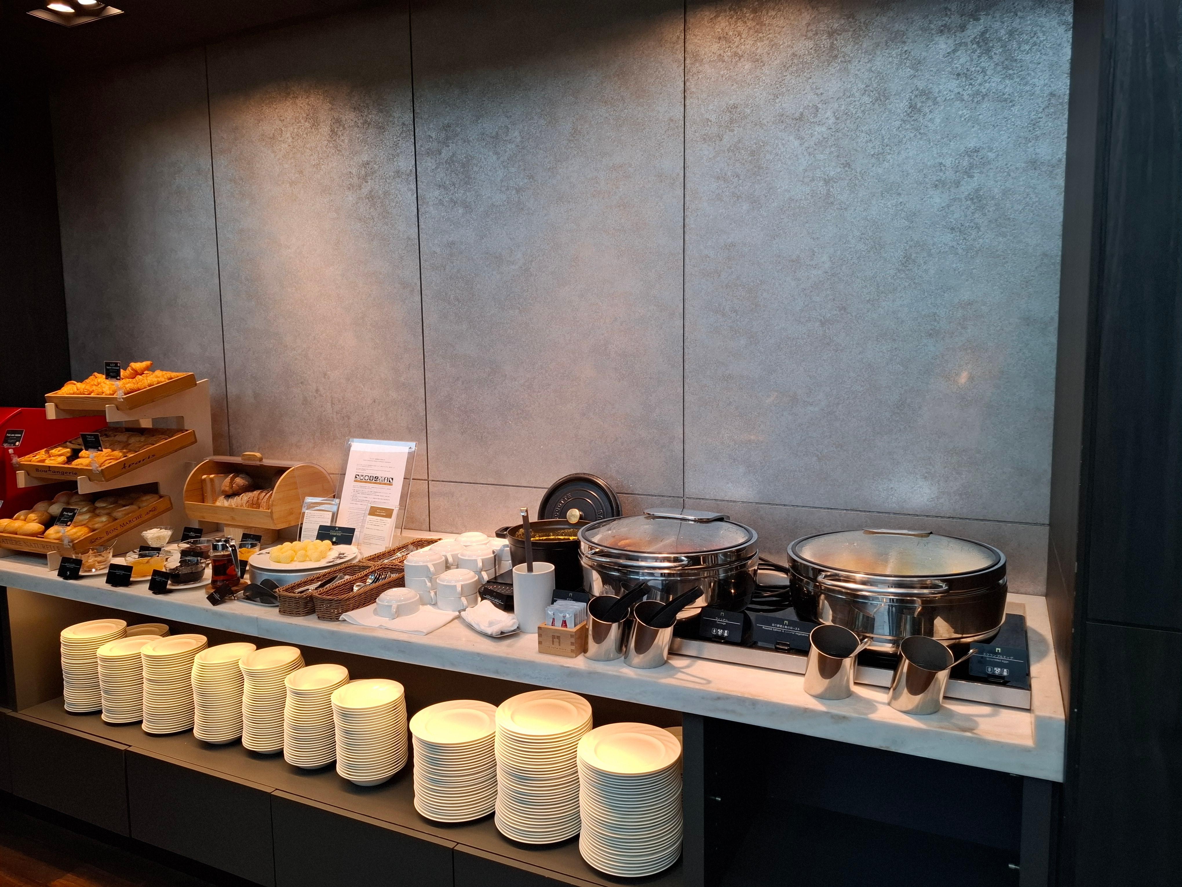 Pas beaucoup de choix au buffetbsu petit déjeuner mais au moins les produits sont frais ! Large de produits dans leur menu. Seul bémol, il faut payer si vous choissisez un plat ou une boisson chaude à la carte! Les boissons froides sont à volonté ! 