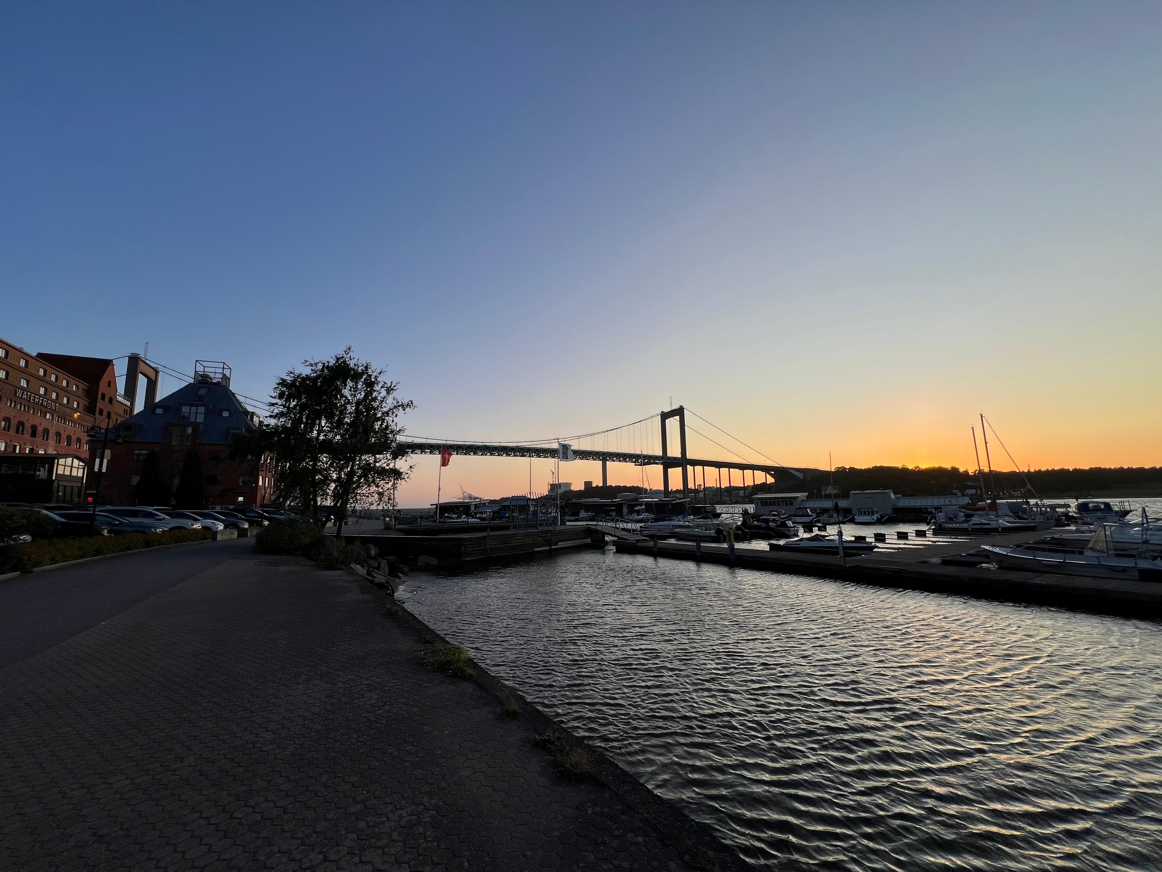 Från hamnen precis utanför hotellet