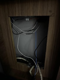 Cabeceira da cama com fios e madeiras soltas