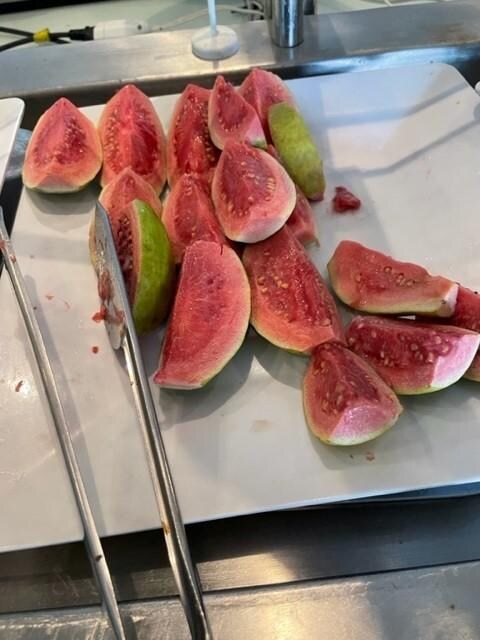 Cuidado zero com a qualidade dos alimentos... o ovo mexido tinha gosto de
maisena e a salsicha com molho devia ser de segunda marca