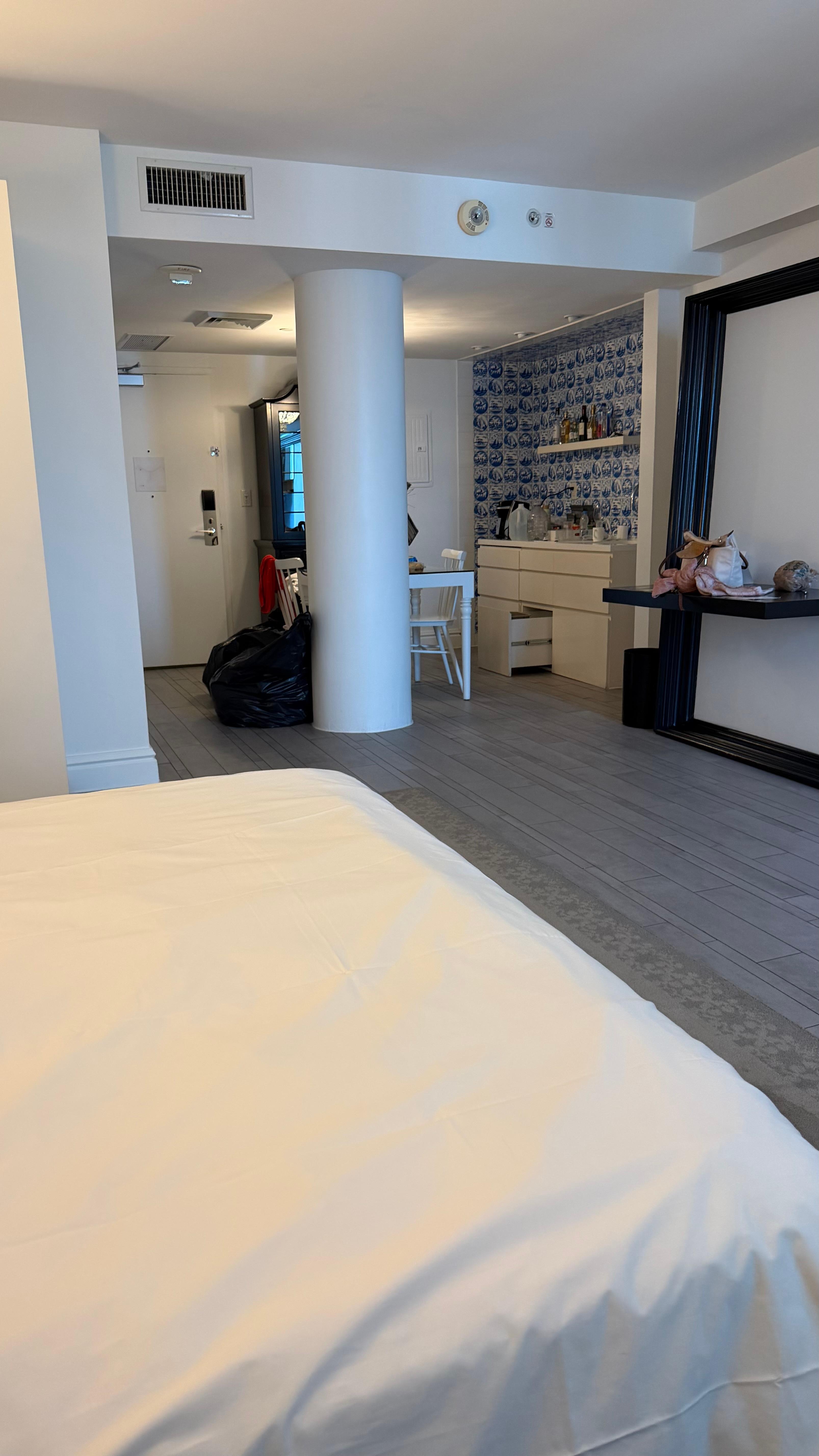 sacos de lixo depois de 4 dias sem limpeza ( toalhas de banho molhadas e lixo de banheiro e cozinha)