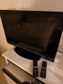 TV com dois controles